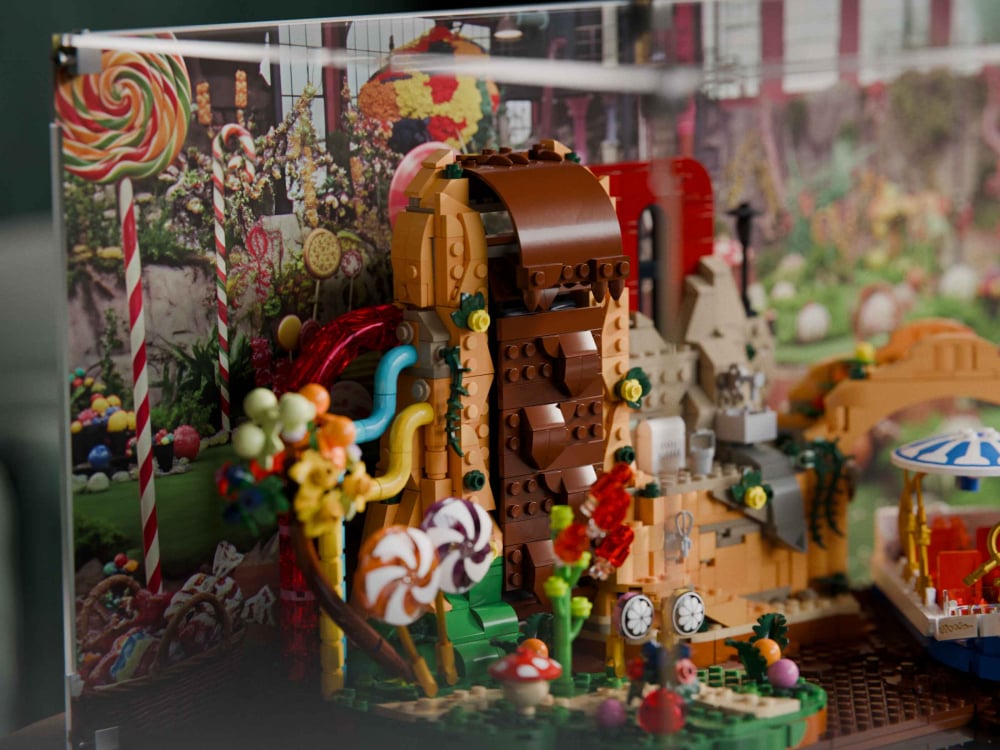 LEGO® Willy Wonka & the Chocolate Factory (21360) Display Case