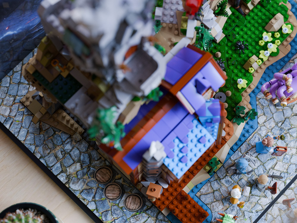 LEGO® Dungeons & Dragons: Red Dragon's Tale (21348) Display Case