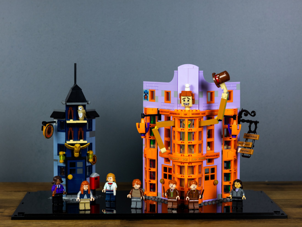 LEGO® Diagon Alley™: Weasleys' Wizard Wheezes™ (76422) Display Case