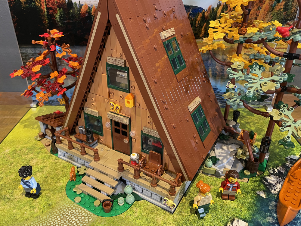LEGO® Ideas A-Frame Cabin Display Case (21338)