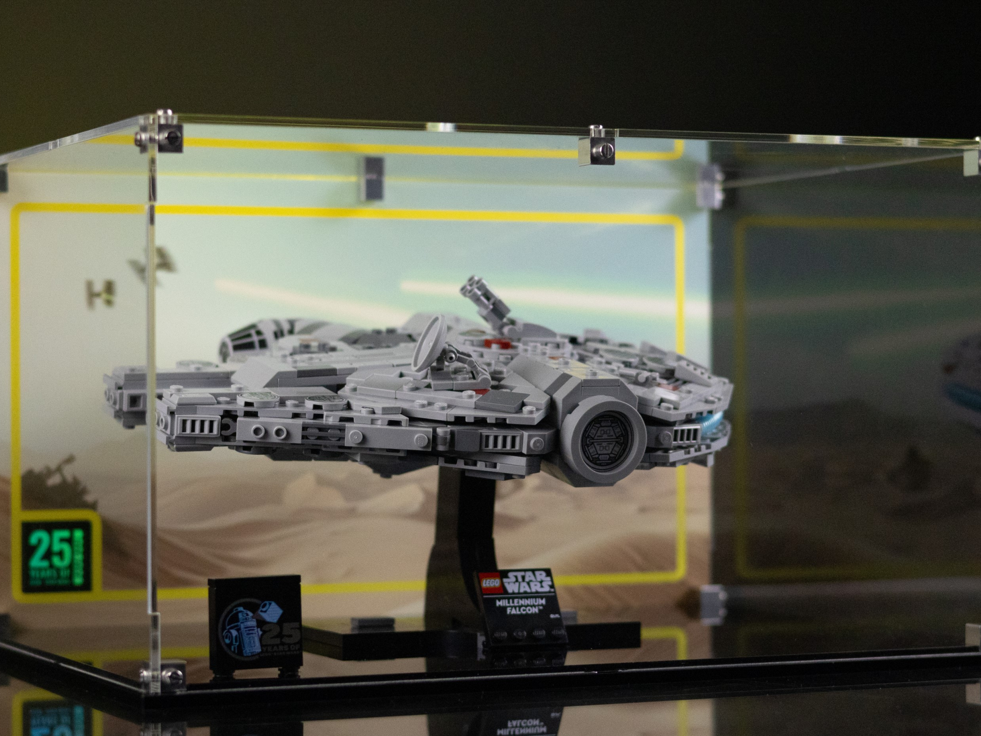 LEGO® SPECIAL EDITION - Millennium Falcon™ (75375) Display Case