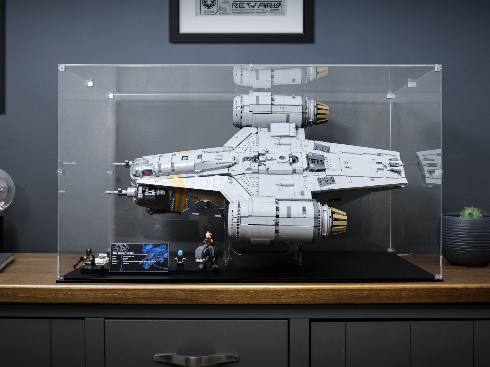 LEGO® UCS The Razor Crest™ Display Case (75331)