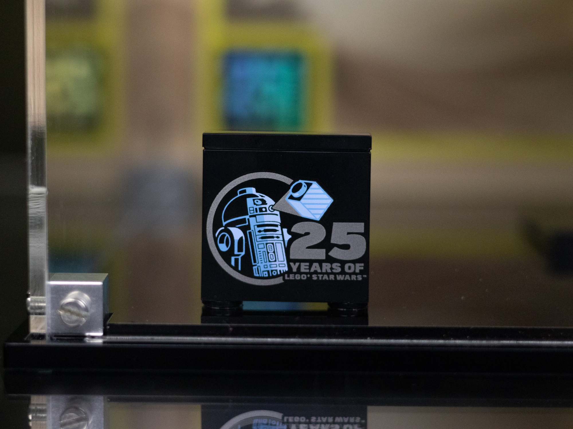 LEGO® SPECIAL EDITION - Millennium Falcon™ (75375) Display Case