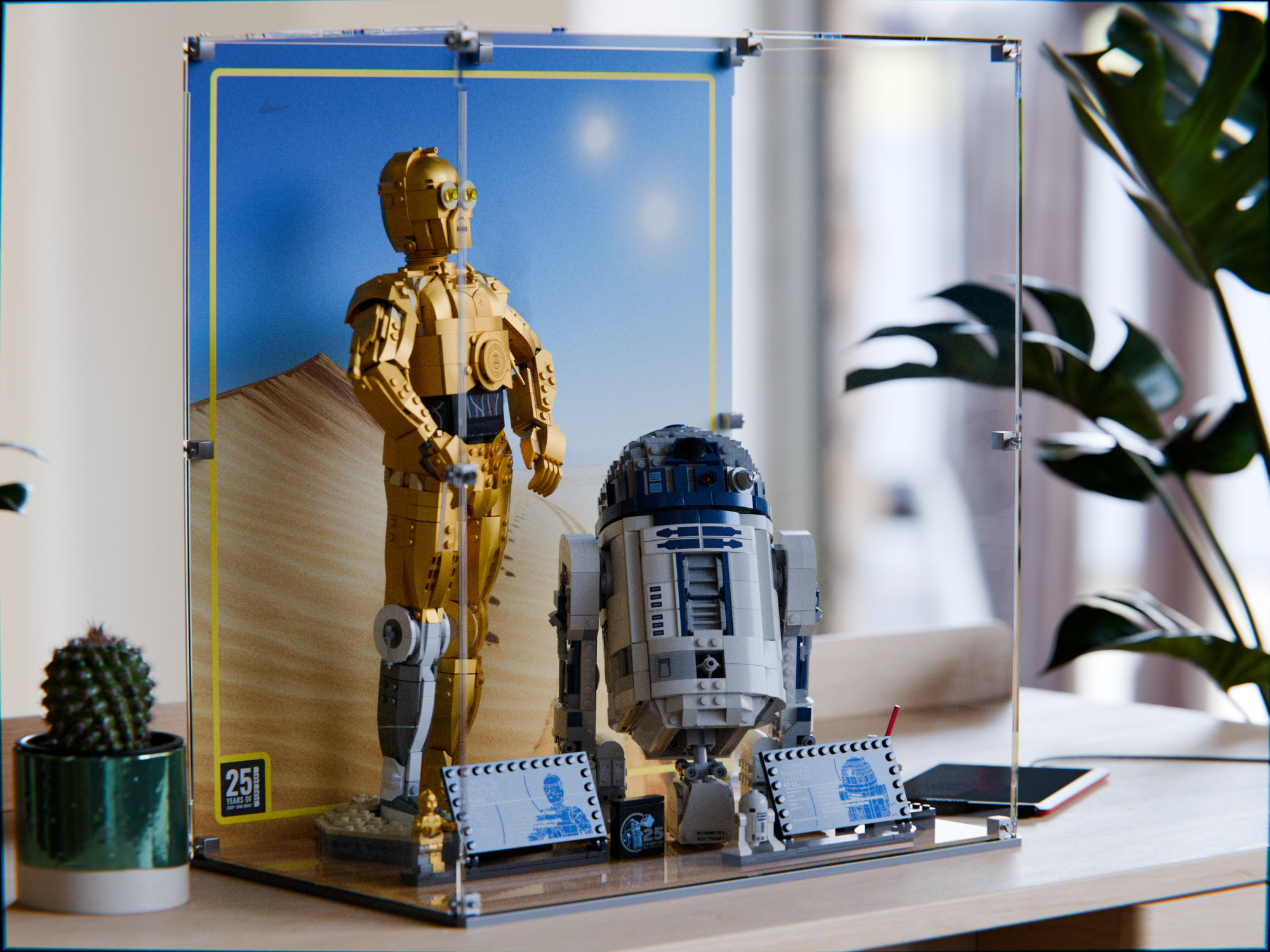 SPECIAL EDITION - LEGO® C-3PO™ (75398) & R2-D2™ (75379) Display Case
